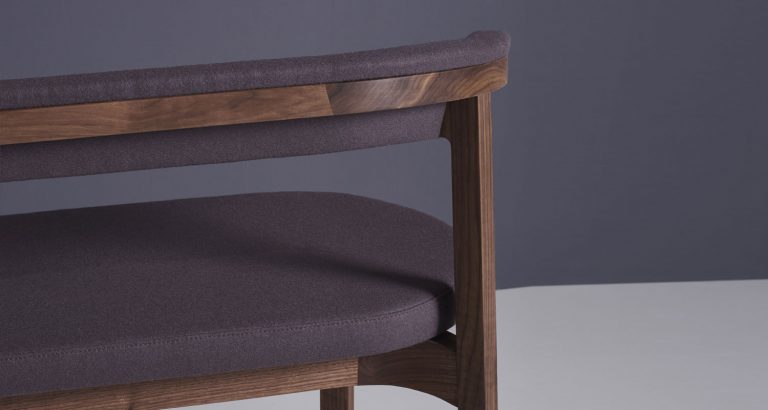 The strong outline of the seat and backrest upholstery brings rigidity ...