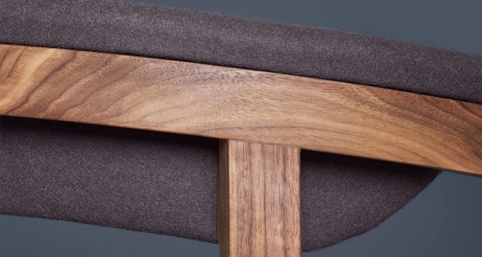 The strong outline of the seat and backrest upholstery brings rigidity ...
