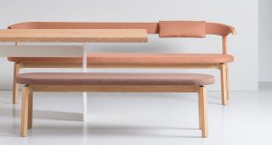 The strong outline of the seat and backrest upholstery brings rigidity ...